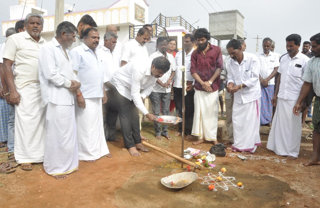 ಸಿಸಿ ರಸ್ತೆ ನಿರ್ಮಾಣ ಕಾಮಗಾರಿ ಗುದ್ದಲಿ ಪೂಜೆ ನೆರವೆರಿಸಿದ ಶಾಸಕ ಎಮ್ ಆರ್ ...